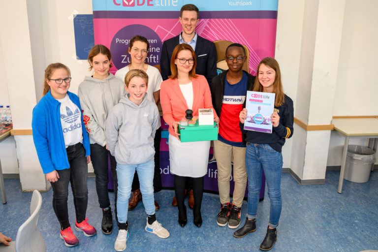 Code Your Life-Botschafterin Ronja Kemmer MdB übergibt Programmier-Starterpaket - Ronja Kemmer